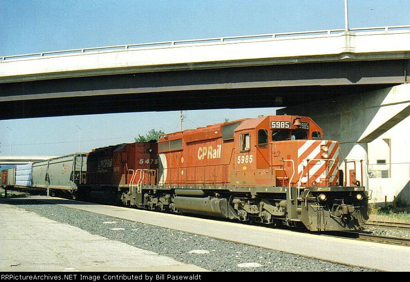 CP 5985 pulls Train #561